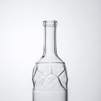 Cina Bottiglia di vetro di liquore altamente resistente con modello in rilievo e tappo di sughero perfetto in vendita