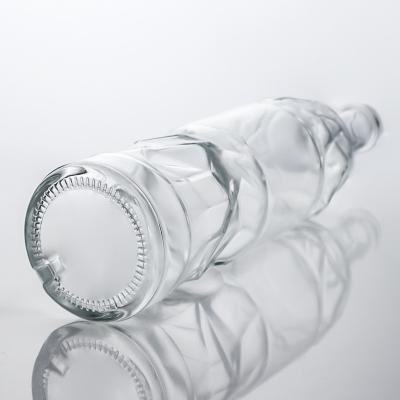 Cina Bottiglia di vetro di liquore altamente resistente con modello in rilievo e tappo di sughero perfetto in vendita