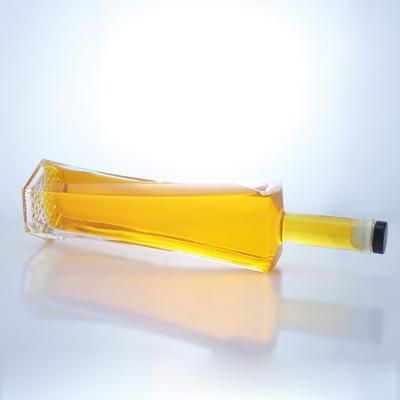 Cina 750 ml bottiglia di vetro esagonale con tenuta di sughero di materiale super-frittato per liquori in vendita