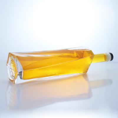 Cina 750 ml bottiglia di vetro esagonale con tenuta di sughero di materiale super-frittato per liquori in vendita