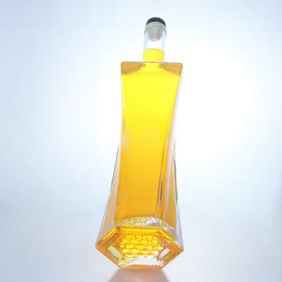 Cina 750 ml bottiglia di vetro esagonale con tenuta di sughero di materiale super-frittato per liquori in vendita