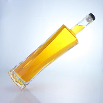 Cina 750 ml bottiglia di vetro esagonale con tenuta di sughero di materiale super-frittato per liquori in vendita