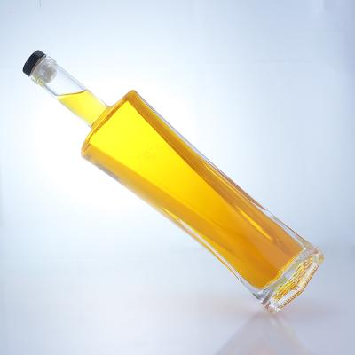 Cina 750 ml bottiglia di vetro esagonale con tenuta di sughero di materiale super-frittato per liquori in vendita