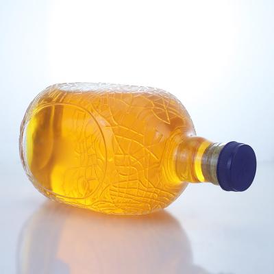 Cina Unica forma rotonda in rilievo rum di qualità alimentare vodka whisky tequila gin bottiglia di vetro con sughero perfetto in vendita