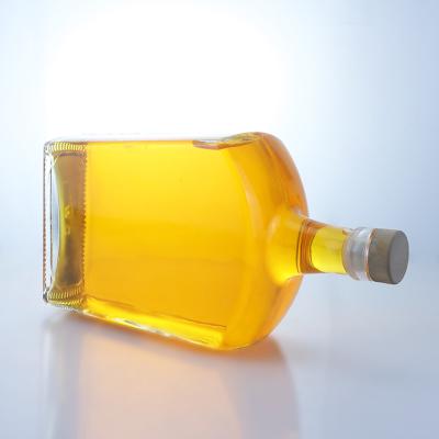 Cina Super Flint Glass Flat Square Rum Vodka Whiskey Tequila Gin Bottiglia con Prodotto di Cork in vendita