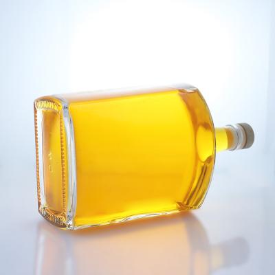 Cina Super Flint Glass Flat Square Rum Vodka Whiskey Tequila Gin Bottiglia con Prodotto di Cork in vendita