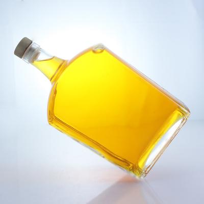 Cina Super Flint Glass Flat Square Rum Vodka Whiskey Tequila Gin Bottiglia con Prodotto di Cork in vendita