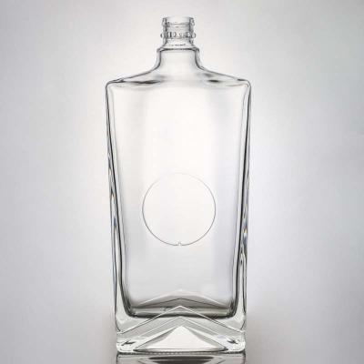 Cina Bottiglia di vetro a forma quadrata con tappo personalizzato per liquori industriali rum vodka whisky tequila gin in vendita