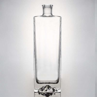 Cina Bottiglia di vetro a forma quadrata con tappo personalizzato per liquori industriali rum vodka whisky tequila gin in vendita