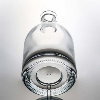 China Forma personalizada 500 ml 700 ml 750 ml garrafa redonda de vidro de licor com rolha de cortiça industrial à venda