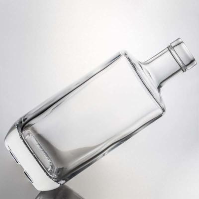 Cina Elegante bottiglia di liquore in vetro quadrato 700ml 750ml per whisky vodka gin collare materiale vetro in vendita