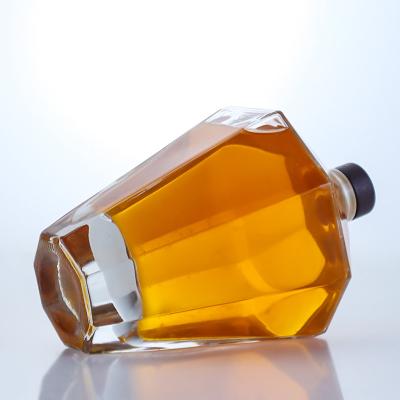 Cina Logo personalizzato 500ml 700ml 1000ml Bottiglia di vetro per Vodka Gin Rum Forma personalizzata unica in vendita