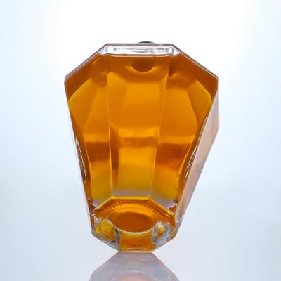 Cina Logo personalizzato 500ml 700ml 1000ml Bottiglia di vetro per Vodka Gin Rum Forma personalizzata unica in vendita