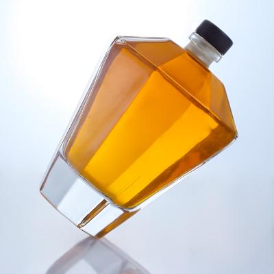 Cina Logo personalizzato 500ml 700ml 1000ml Bottiglia di vetro per Vodka Gin Rum Forma personalizzata unica in vendita