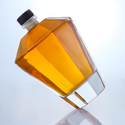 Cina Logo personalizzato 500ml 700ml 1000ml Bottiglia di vetro per Vodka Gin Rum Forma personalizzata unica in vendita