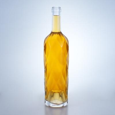 Cina Materiale di base Vetro Collo alto Vodka Whisky Gin Rum Bottiglia 500ml 700ml 1000ml con tappo a vite in vendita