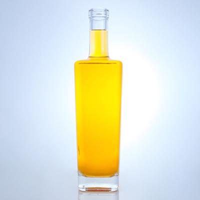 Cina Materiale di base Vetro Collo alto Vodka Whisky Gin Rum Bottiglia 500ml 700ml 1000ml con tappo a vite in vendita