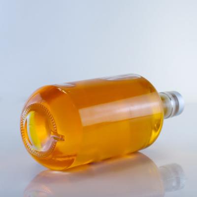 Cina Bottiglie di liquore in vetro da 500 ml 700 ml 1000 ml con tappo a sughero o a vite trasparente o personalizzato in vendita