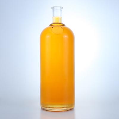 Cina Bottiglie di liquore in vetro da 500 ml 700 ml 1000 ml con tappo a sughero o a vite trasparente o personalizzato in vendita