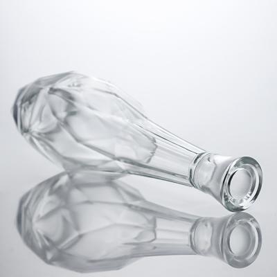 China Industrial Liquor Custom Shape Pear Embossed Super Flint Material Glasfles met kurk Te koop