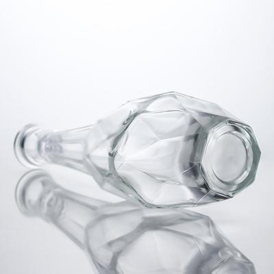 China Industrial Liquor Custom Shape Pear Embossed Super Flint Material Glasfles met kurk Te koop