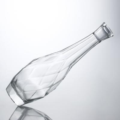 China Industrial Liquor Custom Shape Pear Embossed Super Flint Material Glasfles met kurk Te koop