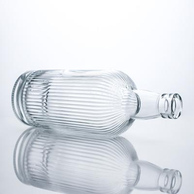 Cina Bottiglia di vetro a forma rotonda da 750 ml con strisce e sughero per rum vodka whisky tequila gin in vendita