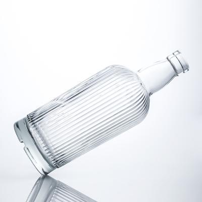 Cina Bottiglia di vetro a forma rotonda da 750 ml con strisce e sughero per rum vodka whisky tequila gin in vendita