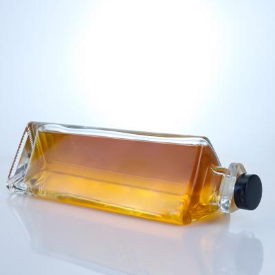 China Custom Cap Super Flint Glas 750 ml Driehoek Liquor Fles voor Vodka Whisky Gin Rum Te koop