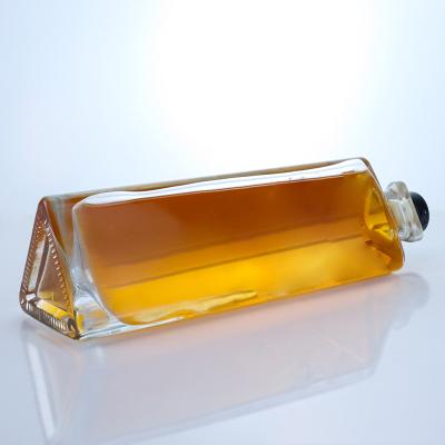 China Custom Cap Super Flint Glas 750 ml Driehoek Liquor Fles voor Vodka Whisky Gin Rum Te koop