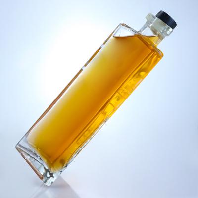 China Custom Cap Super Flint Glas 750 ml Driehoek Liquor Fles voor Vodka Whisky Gin Rum Te koop