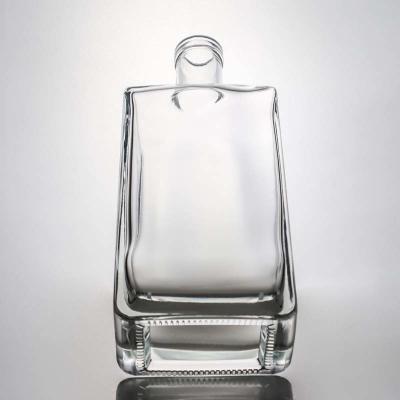 Cina Materiale del colletto Vetro 700ml Quadrato Super Flint Glass Bottle per Vodka Gin Rum Whisky in vendita