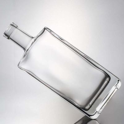 Cina Materiale del colletto Vetro 700ml Quadrato Super Flint Glass Bottle per Vodka Gin Rum Whisky in vendita