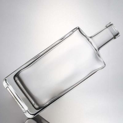 Cina Materiale del colletto Vetro 700ml Quadrato Super Flint Glass Bottle per Vodka Gin Rum Whisky in vendita
