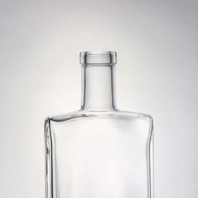 Cina Materiale del colletto Vetro 700ml Quadrato Super Flint Glass Bottle per Vodka Gin Rum Whisky in vendita