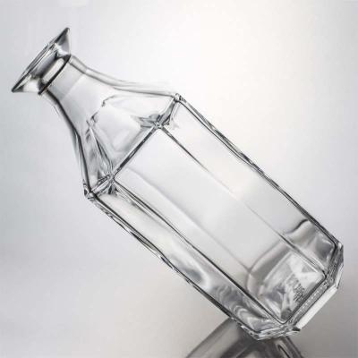 Cina Bottiglia di liquore in vetro poligonale unica e trasparente o personalizzata per whisky gin rum vodka 1000 ml in vendita