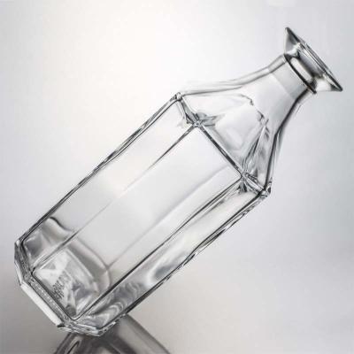 Cina Bottiglia di liquore in vetro poligonale unica e trasparente o personalizzata per whisky gin rum vodka 1000 ml in vendita