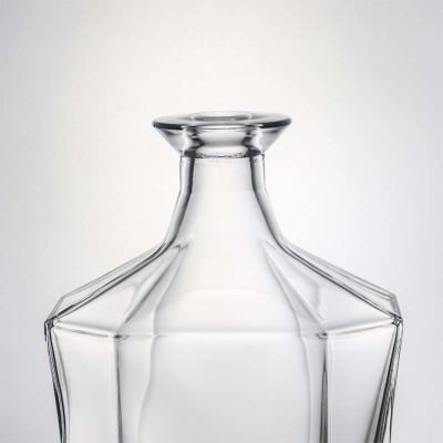 Cina Bottiglia di liquore in vetro poligonale unica e trasparente o personalizzata per whisky gin rum vodka 1000 ml in vendita