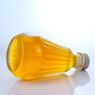 Cina Bottiglia di vetro rotonda con tappo di sughero e logo personalizzato per rum vodka whisky tequila gin in vendita