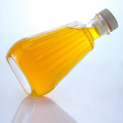 Cina Bottiglia di vetro rotonda con tappo di sughero e logo personalizzato per rum vodka whisky tequila gin in vendita