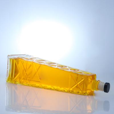 Cina Chiara Unica Forma 700ml 75cl Super Flint Rum in rilievo Vodka Bottiglia di vetro di whisky con tappo a vite in vendita