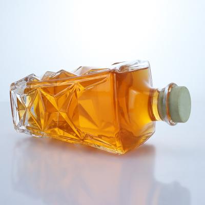 Cina Disegno unico Bottiglia di vetro da 800 ml per birra Gin Rum Champagne Brandy Whisky Clear Flint in vendita