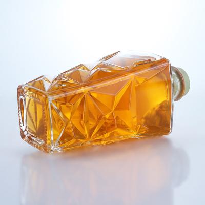 Cina Disegno unico Bottiglia di vetro da 800 ml per birra Gin Rum Champagne Brandy Whisky Clear Flint in vendita