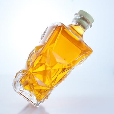 Cina Disegno unico Bottiglia di vetro da 800 ml per birra Gin Rum Champagne Brandy Whisky Clear Flint in vendita