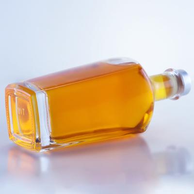 Cina Colore della bottiglia Chiara bottiglia di vetro a forma unica da 750 ml per gin rum champagne brandy whisky in vendita