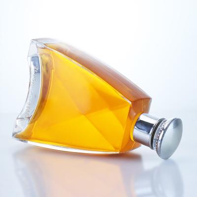 Cina Materiale del corpo Vetro 700 ml Bottiglia di pietra trasparente per Gin Rum Champagne Whisky in vendita