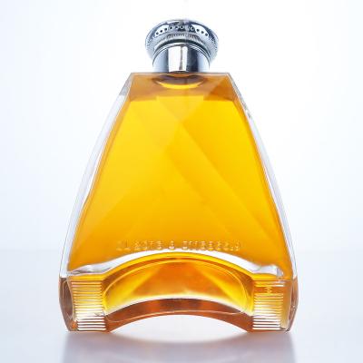 Cina Materiale del corpo Vetro 700 ml Bottiglia di pietra trasparente per Gin Rum Champagne Whisky in vendita