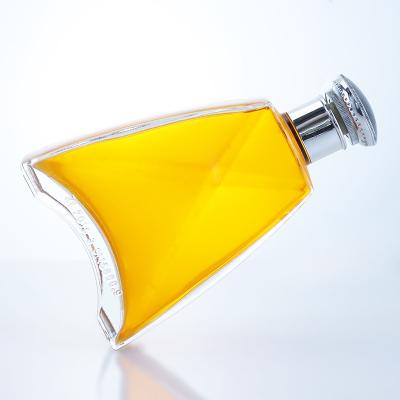 Cina Materiale del corpo Vetro 700 ml Bottiglia di pietra trasparente per Gin Rum Champagne Whisky in vendita