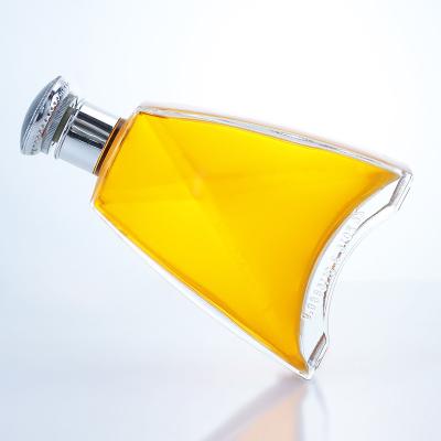 Cina Materiale del corpo Vetro 700 ml Bottiglia di pietra trasparente per Gin Rum Champagne Whisky in vendita