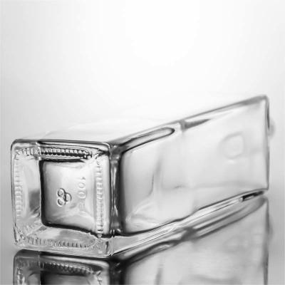 Cina Materiale del corpo Vetro Bottiglia di whisky a forma quadrata da 1000 ml con alto filtro e sughero in vendita